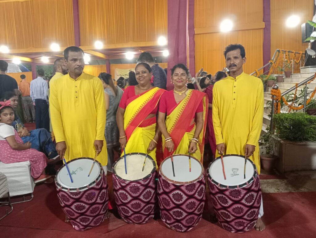 Women dhaakis take center stage to infuse frenzied rhythm of Durga Puja ...