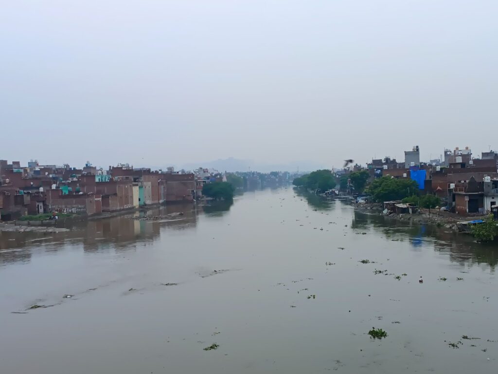Migrants stare at distress as Hindon river flows through homes - The ...