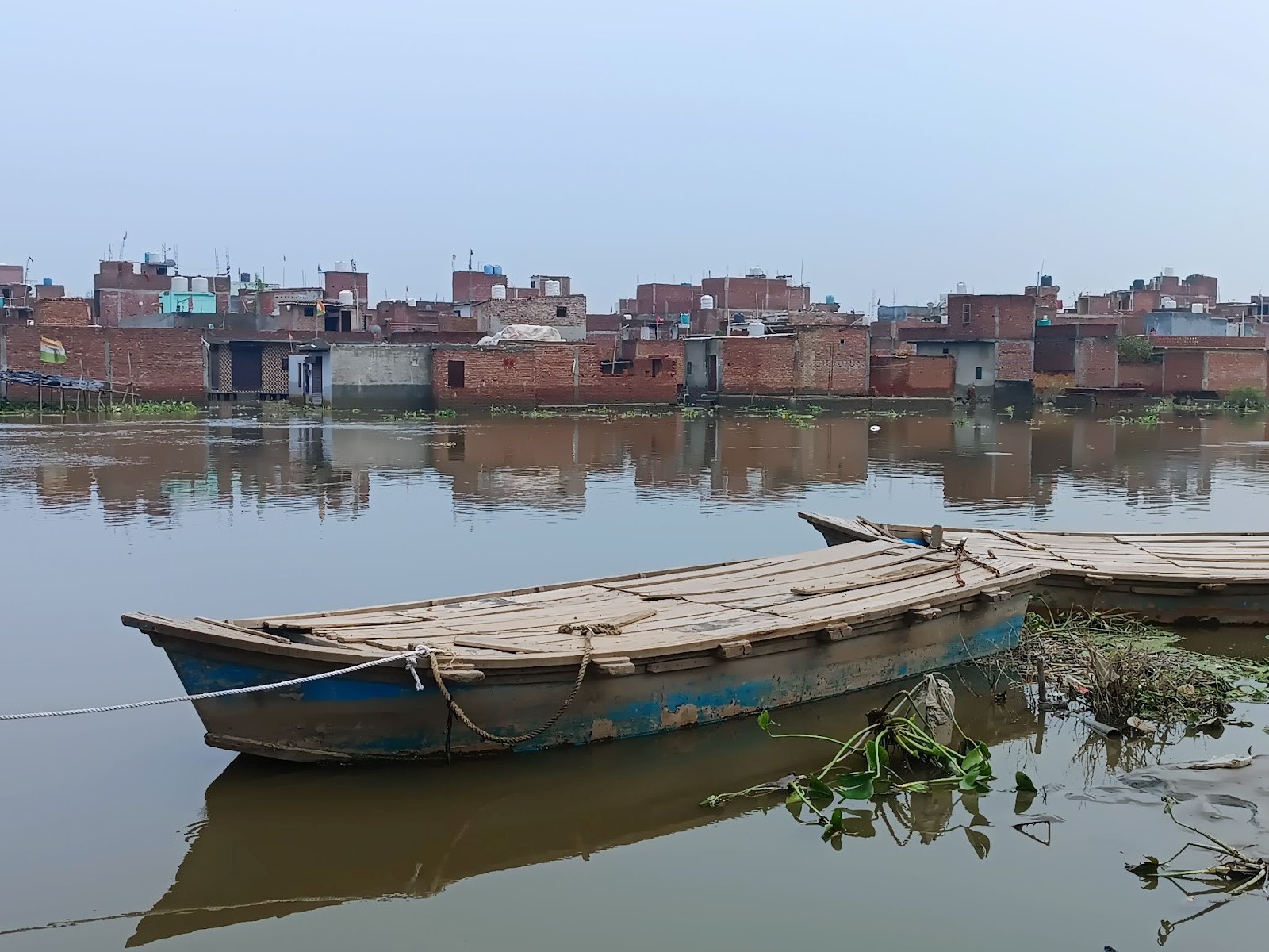 Migrants stare at distress as Hindon river flows through homes - The ...