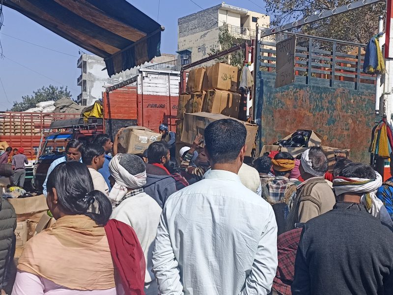 Vegetables rot away while wholesalers wait for customers at Azadpur ...